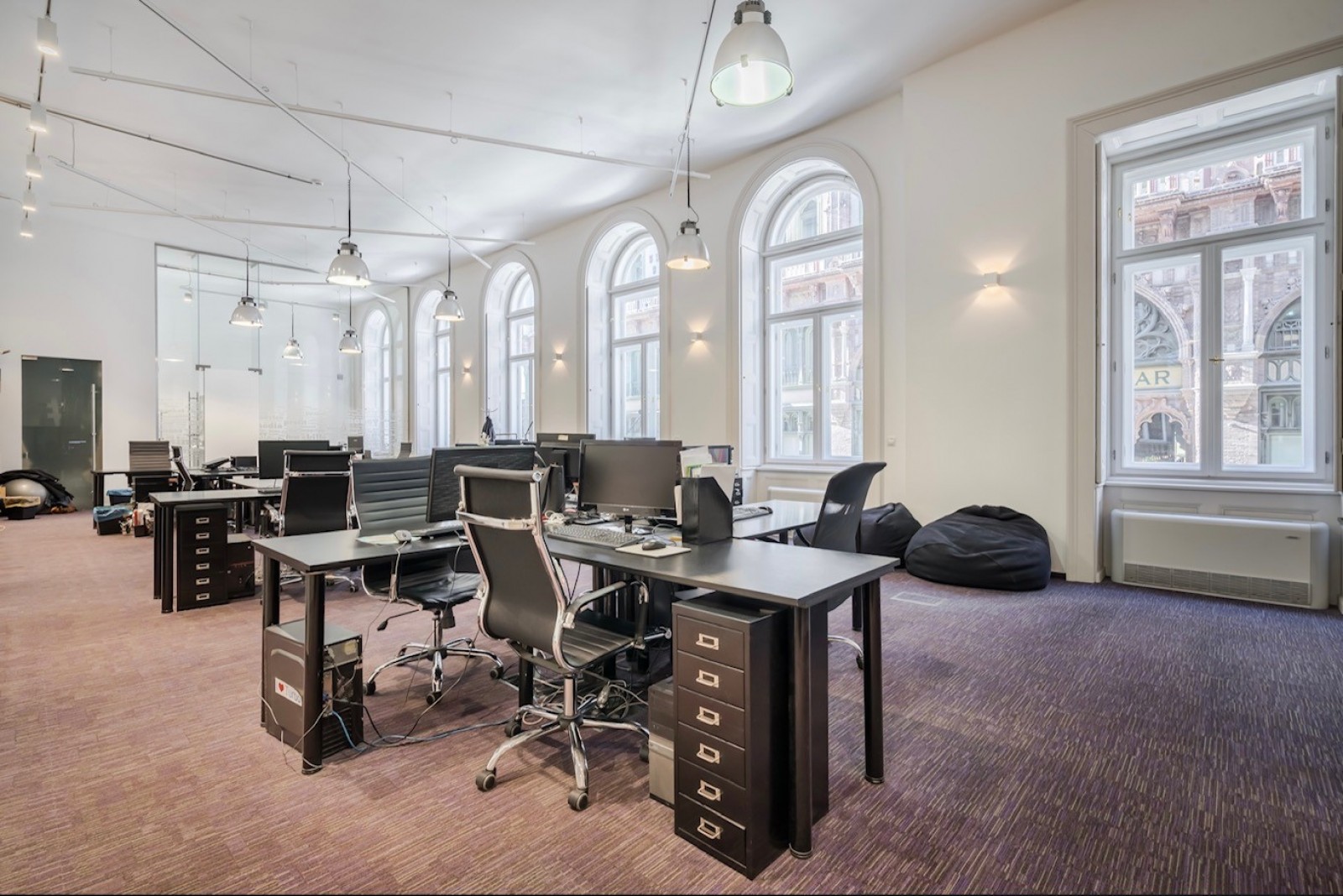 Petőfi udvarház Kiadó Irodaház